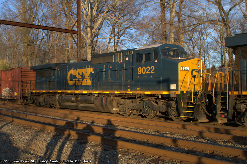 CSX C40-9W 9022 trails on Q439-